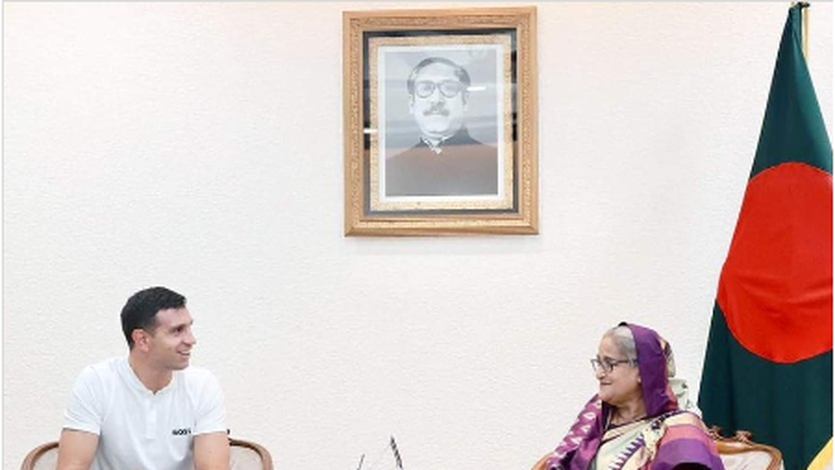 Dibu Martínez viajó a Bangladesh y revolucionó a los fans de la Selección